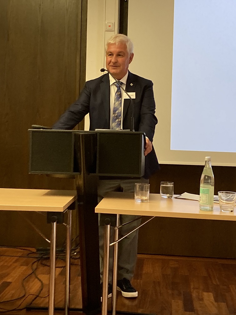 Prof. Dr. Rudolf K. Weigand wird im Rahmen eines interdisziplinären ...