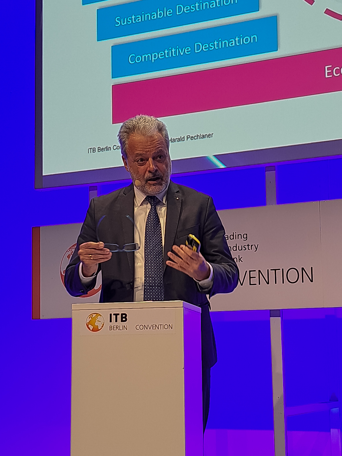 Zukunftsweisende Beiträge: Lehrstuhl Tourismus gestaltet ITB-Kongress ...