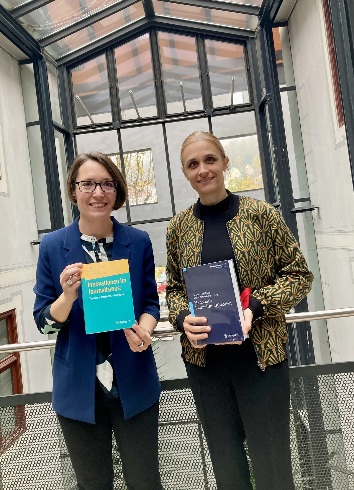 Prof. Dr. Liane Rothenberger und Prof. Dr. Annika Sehl bringen zwei ...