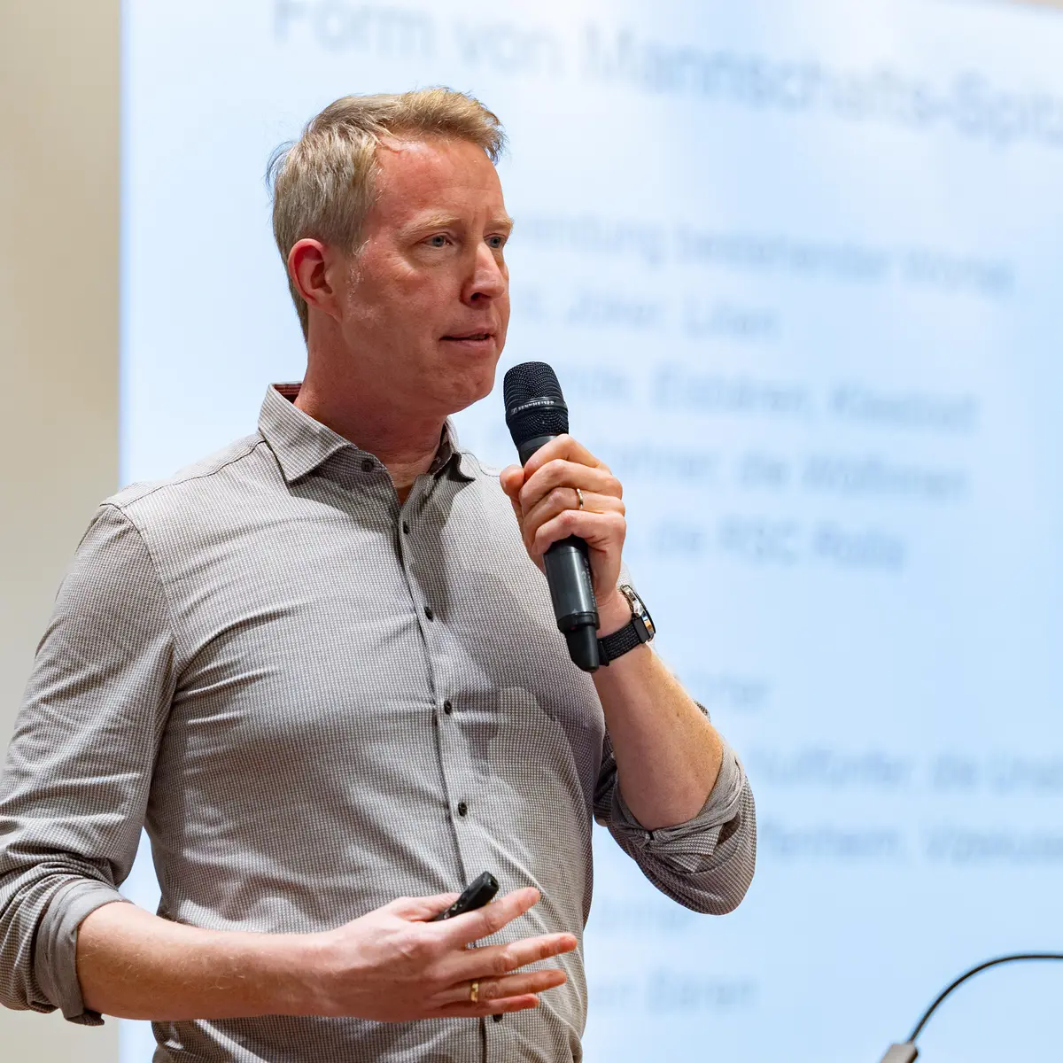 Spitznamenforschung für Kinder: Prof. Dr. Sebastian Kürschner bei der ...