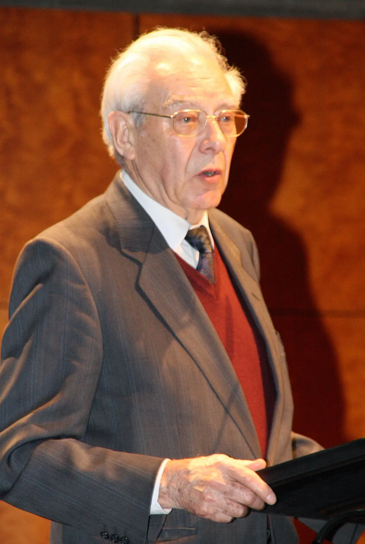 Der Gründungsdekan der Wirtschaftswissenschaftlichen Fakultät, Prof. Dr ...