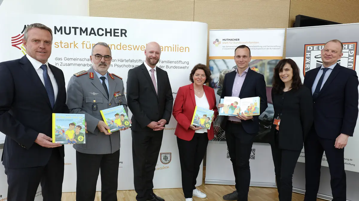 Übergabe des neuen Kinderbuches auf der Veranstaltung des ...
