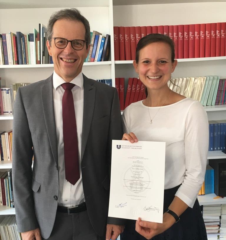 Promotion: Übergabe der Promotionsurkunde an Dr. Cordula Klenk ...